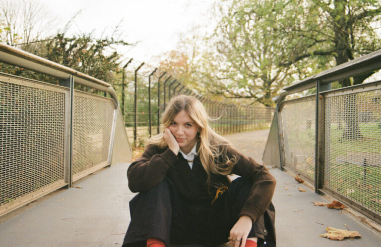 Singer-songwriter Maya Delilah: ‘Er zit schoonheid in een verkeerde ...